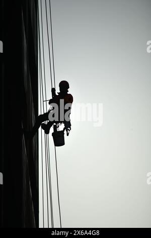 2 men cleaning the windows of a high rise building in Cape town Stock ...