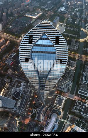 Drone flyover of the Suzhou IFS skyscraper and mall in Suzhou, China ...