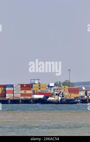 Tug boat Svitzer Deben working ay the Port of Felixstowe Stock Photo ...