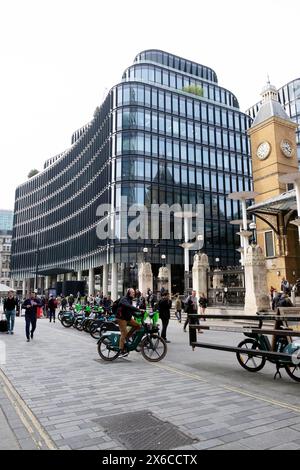 People outside100 Liverpool Street development exterior view of ...