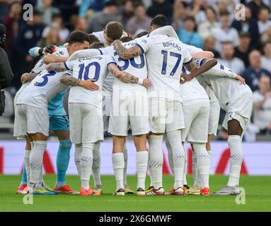 Manchester City have a team huddle before the game during the Premier ...