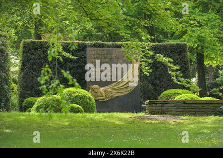 Grave of publisher Franz Burda and publisher Aenne Burda, Weingarten ...