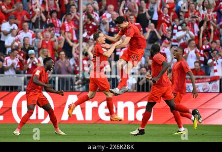Goal celebration Aleksandar PAVLOVIC (Bayern Munich) with Lennart KARL ...