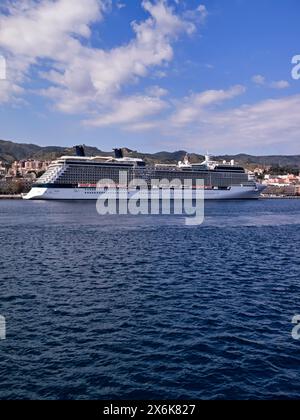 Italy, Sicily, Messina, a big cruise ship in the port Stock Photo - Alamy
