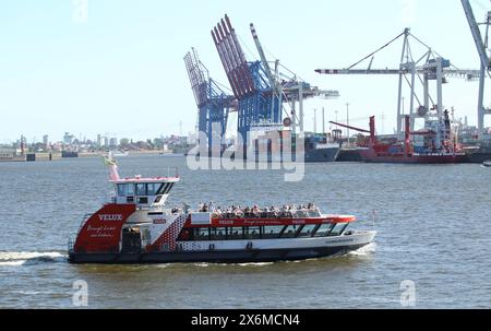 Die HADAG-Fähre Hamburgensie fährt im Hamburger Hafen entlang. Altona ...