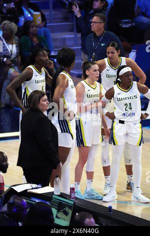 WNBA Dallas Wings head coach Jose Fernandez, left, and Kathy Auriemma ...