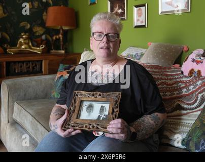 Sharon Askin holding a picture of her parents Patrica and Paddy on ...