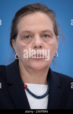 Bundeswahlleiterin Ruth Brand bei der Stimmabgabe des Bundespräsidenten ...