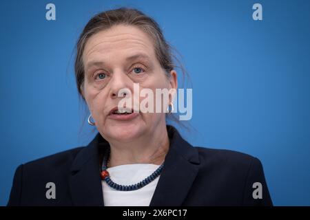 Bundeswahlleiterin Ruth Brand bei der Stimmabgabe des Bundespräsidenten ...