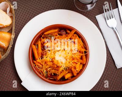 Oven-cooked pasta with chistorra, pepper, onion and crispy cheese crust ...