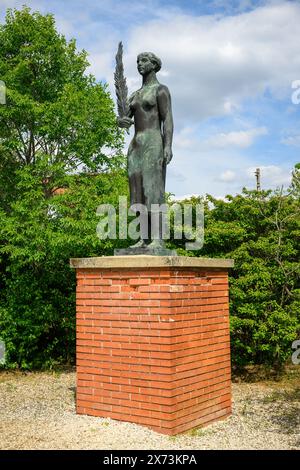 Heroic statue Memento Park an open-air museum dedicated to monumental ...