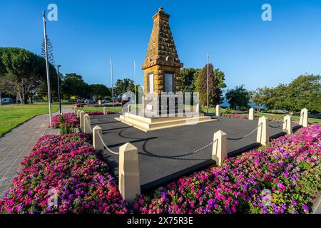 Victoria Parade cenotaph and memorial fountain, Devonport, Tasmania ...