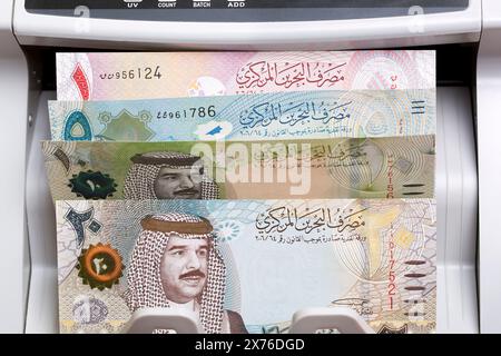 Bahraini money - dinar in the counting machine Stock Photo - Alamy