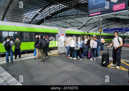 Passagiere, Flixtrain, Bahnsteig, Hauptbahnhof, Berlin, Deutschland ...