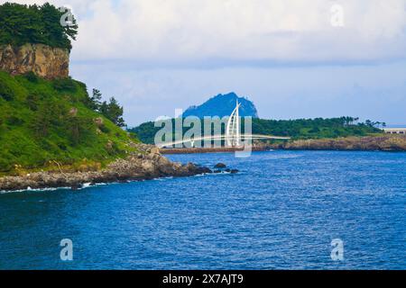 Saeseom Island and Saeyeongyo Bridge in Jeju island, South Korea Stock Photo - Alamy