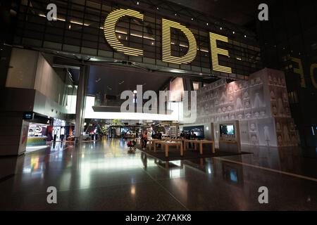 Apple store at hamad international airport Doha Qatar Stock Photo - Alamy