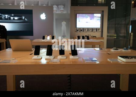 Apple store at hamad international airport Doha Qatar Stock Photo - Alamy