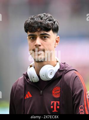 Aleksandar PAVLOVIC (FC Bayern Munich) with face mask. Action, single ...