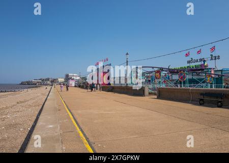 Holiday makers walking the concrete sea wall and promenade at the North ...