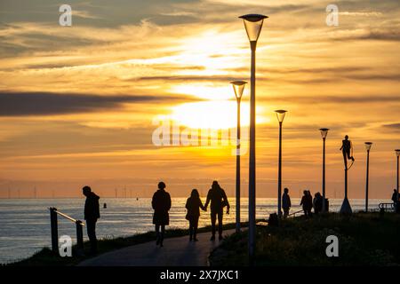 Sonnenuntergang am Strand von Zoutelande, Menschen auf dem Deich ...