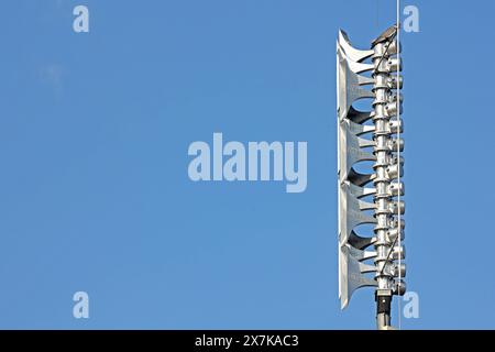 Elektronische Sirene auf einem Dach in Hamburg, Deutschland ...