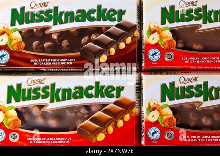 Choceur Nussknacker, Nuss-Schokolade mit ganzen Haselnüssen im ...