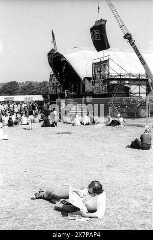 BRITPOP and ROCK FANS, READING FESTIVAL, 1998: Young friends share a ...