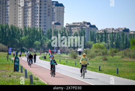(240521) -- BAOTOU, May 21, 2024 (Xinhua) -- Staff members work at ...