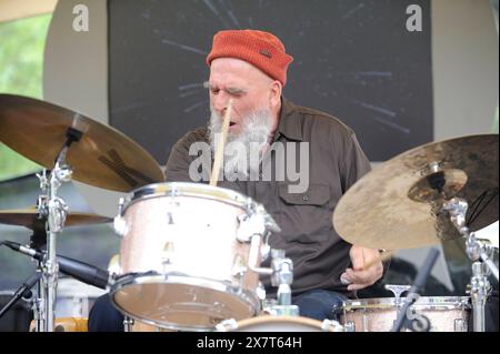 Der deutsche Jazz-Schlagzeuger Erwin Ditzner beim 53. Moers Festival ...