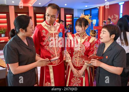 Traditional wedding clothes in Taiwan Stock Photo - Alamy