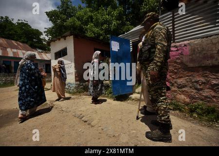 Baramulla, India. 20th May, 2024. Local Voters queue up to cast their ...
