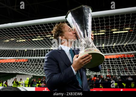 Dublin, Ireland. 22 May 2024. Berat Djimsiti of Atalanta BC lifts the ...