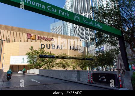 Dubai Mall Signboard name on the wall. Famous shopping mall Stock Photo ...