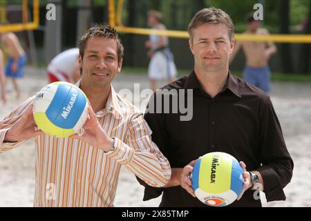 Moderatoren Simon Südel und Tom Bartels bei der Beachvolleyball World ...