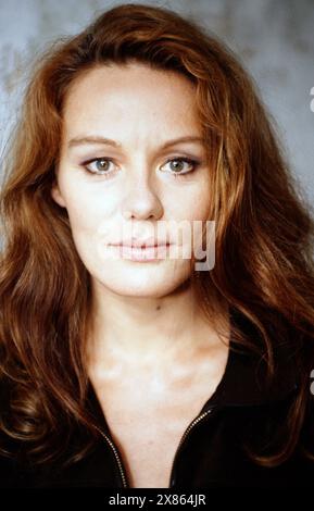 Deutsche Schauspielerin Maike Bollow modelt im Fotostudio bei einem ...