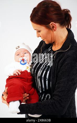 Andrea Horn, deutsche Fernsehmoderatorin, beim relaxen auf einer ...