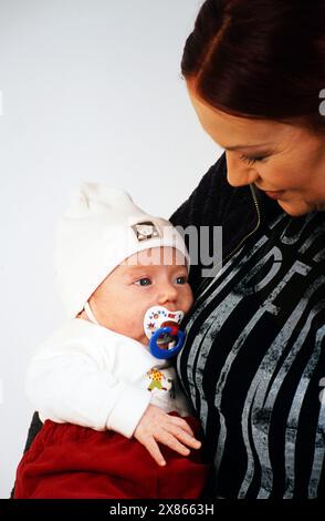 Andrea Horn, deutsche Fernsehmoderatorin, beim relaxen auf einer ...