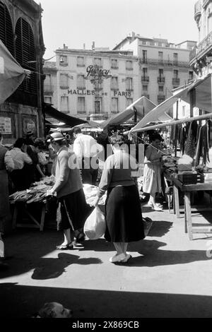 Menschen versammeln sich auf dem Markt von Béziers am Markttag ...