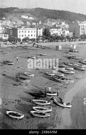 Fischerboote liegen am Strand von Tossa de Mar, Katalonien 1957 ...