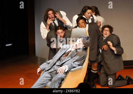 Die Gehaltserhöhung, Gehaltserhoehung, mit Abak Safaei-Rad, Evamaria ...