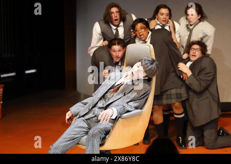 Die Gehaltserhöhung, Gehaltserhoehung, mit Abak Safaei-Rad, Evamaria ...