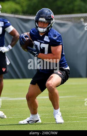 Houston Texans tight end Cade Stover (87) walks in prior to the team's ...