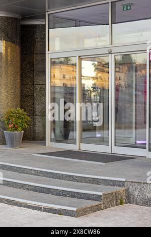 Entrance to Commercial Building by Automatic Sliding Glass Doors Stock ...