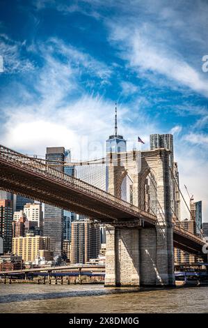 The majestic Brooklyn Bridge in New York brooklyn downtown skyline side ...