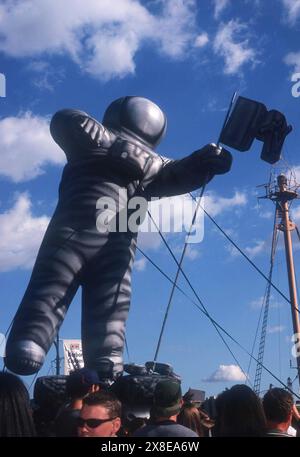 K19673WW: MANDY MOORE AND BB MAK .AT THE SOUTH STREET SEAPORT, NYC. 09/06/2000.BB MAK. WALTER ...