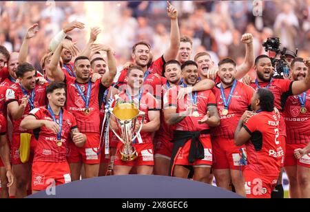Stade Toulousain players lift the trophy following the Investec ...