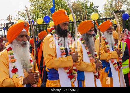 Sikh man dressed with traditional costumes. The Golden Temple. Amritsar ...