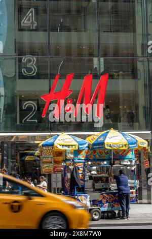 The H&M department store on Fifth Avenue in Midtown Manhattan in New ...