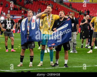 Southampton goalkeeping coach Dean Thornton addresses the officials ...
