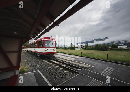 Entlang der Strecke und Gleise der Pinzgauer Lokalbahn zwischen Zell am ...